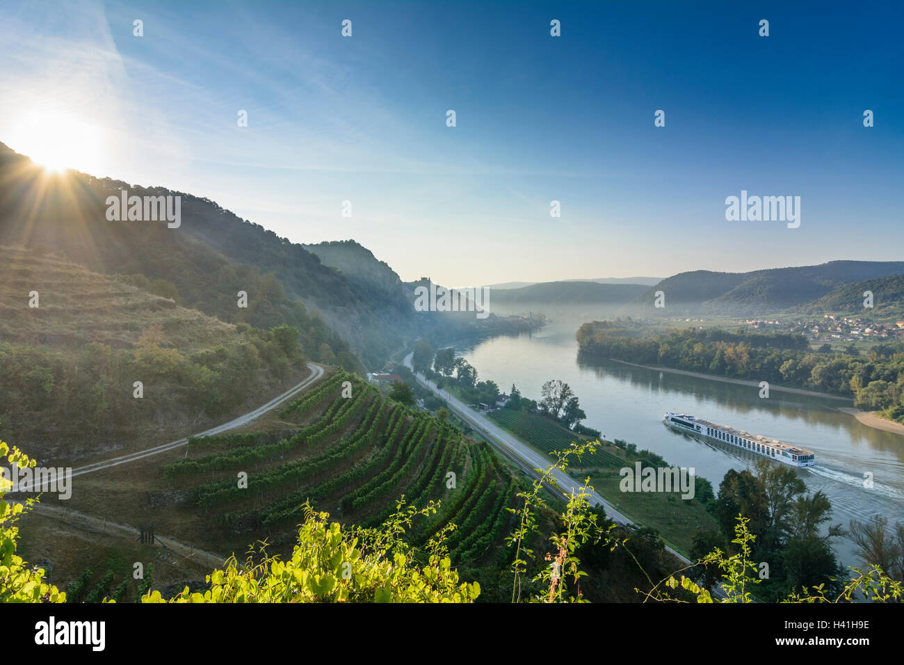 Dürnstein: view to Danube, Dürnstein Castle, Dürnstein Abbey and town ...
