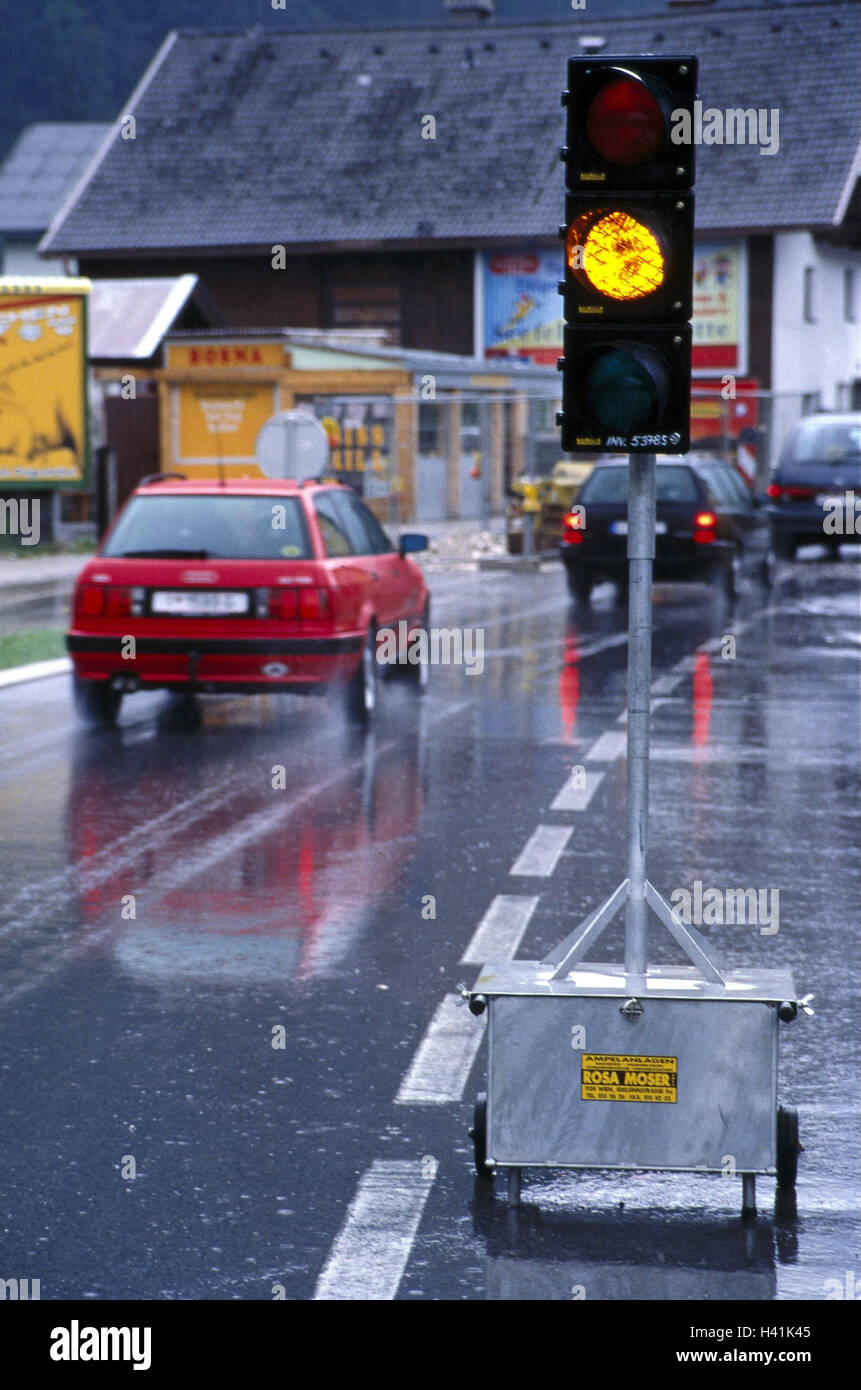Street, main through road, men at work, traffic light regulation ...