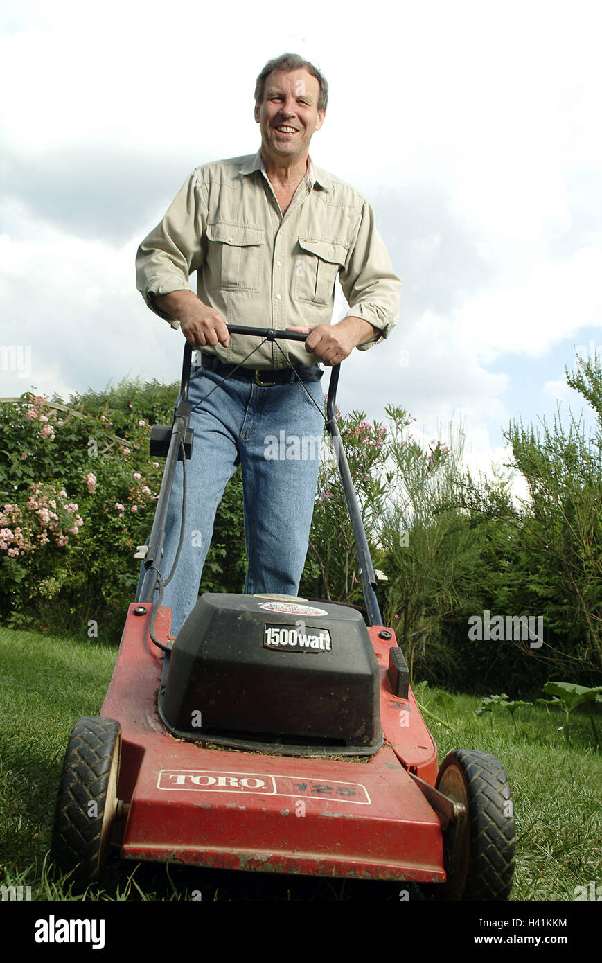 Gardening man mow hi-res stock photography and images - Alamy