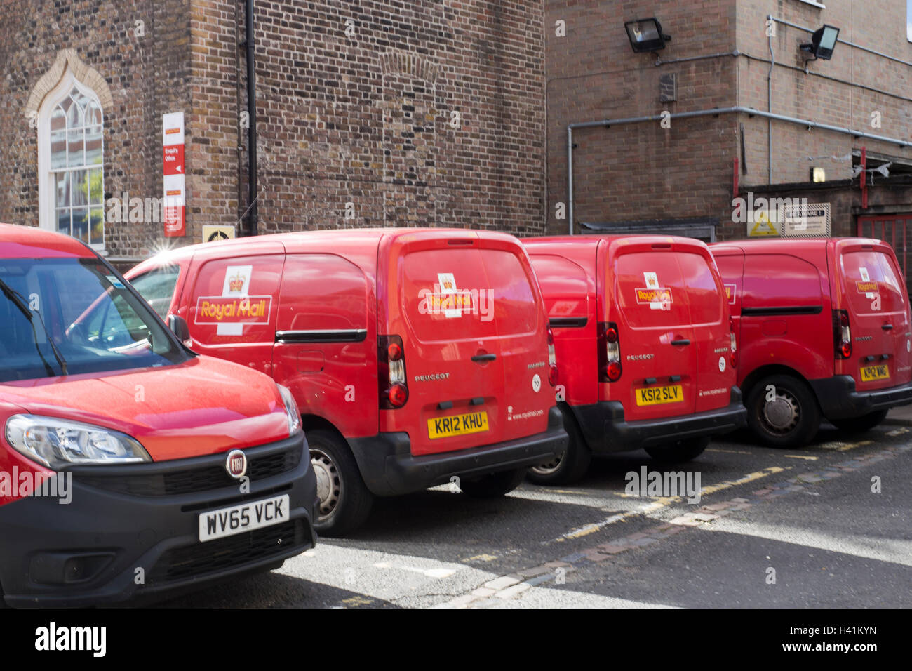 London by post office vans hi-res stock photography and images - Alamy