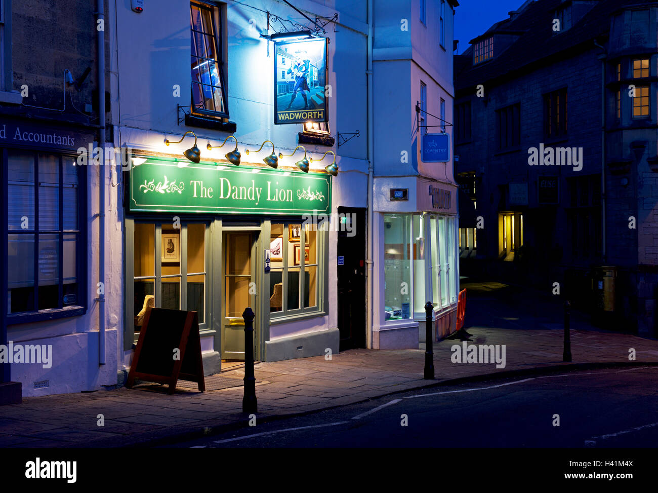 The Dandy Lion pub at night, Bradford-on-Avon, Wiltshire, England UK ...