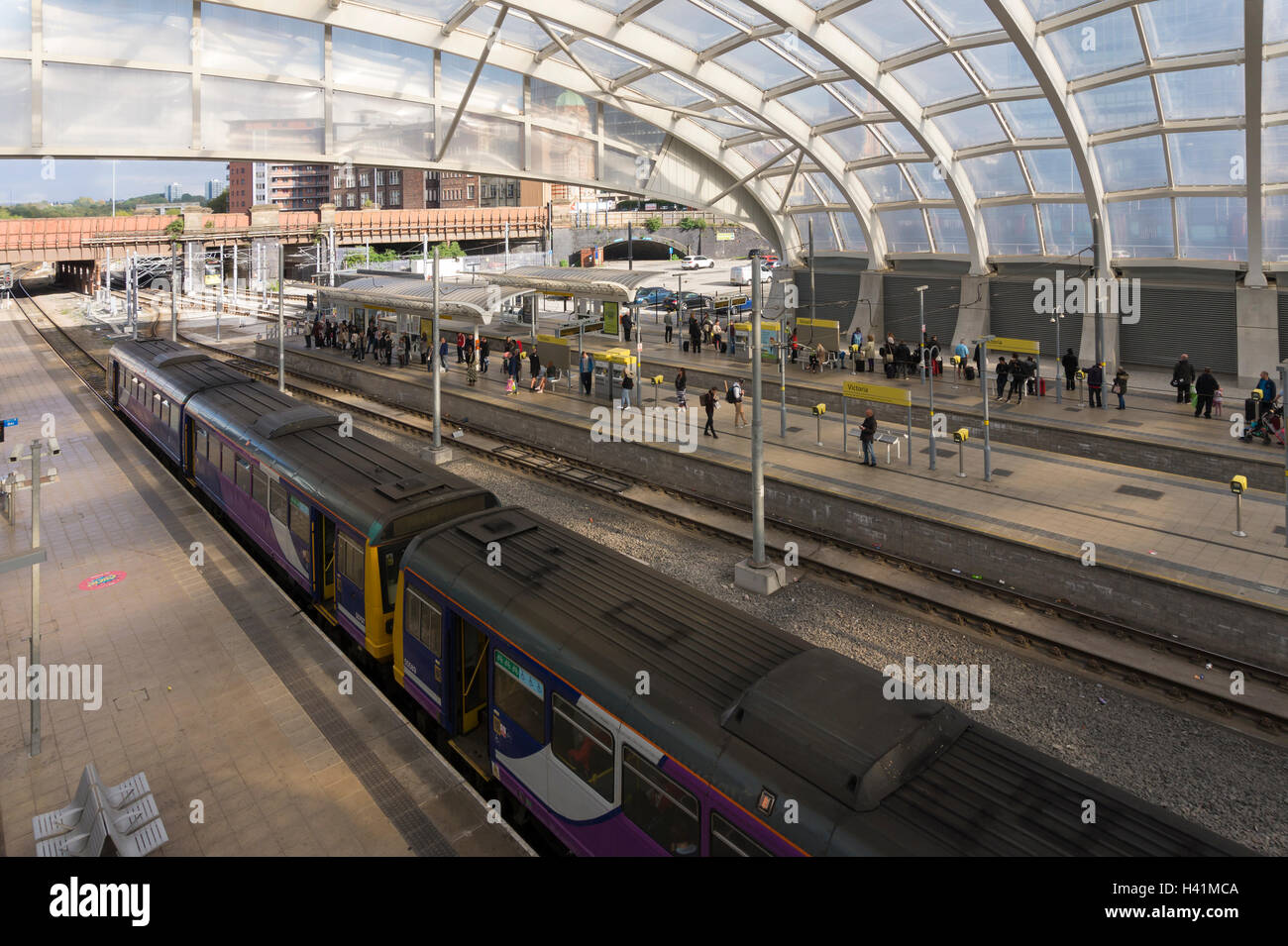 Victoria station platform hi-res stock photography and images - Alamy