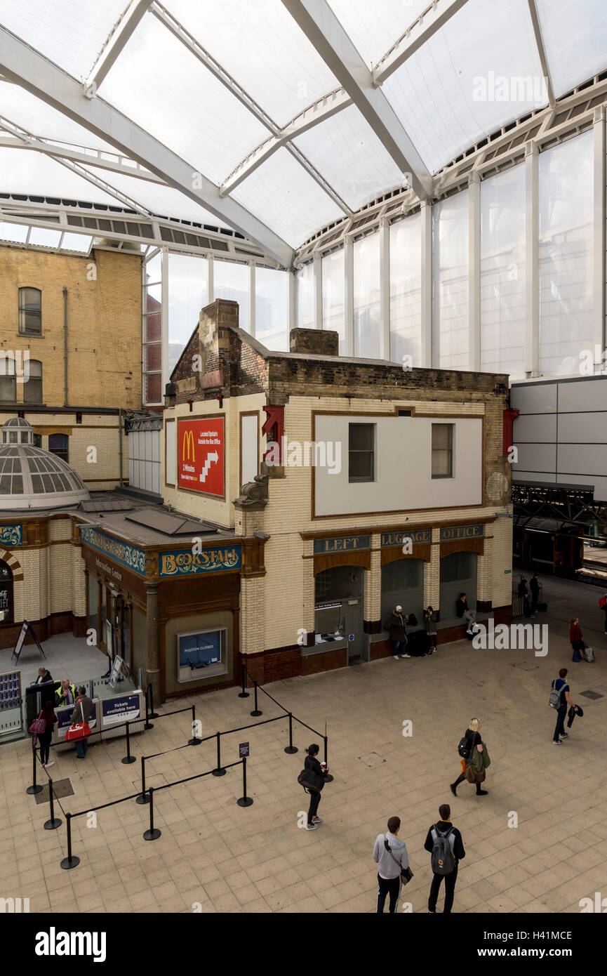 Victoria train station concourse hi-res stock photography and images ...