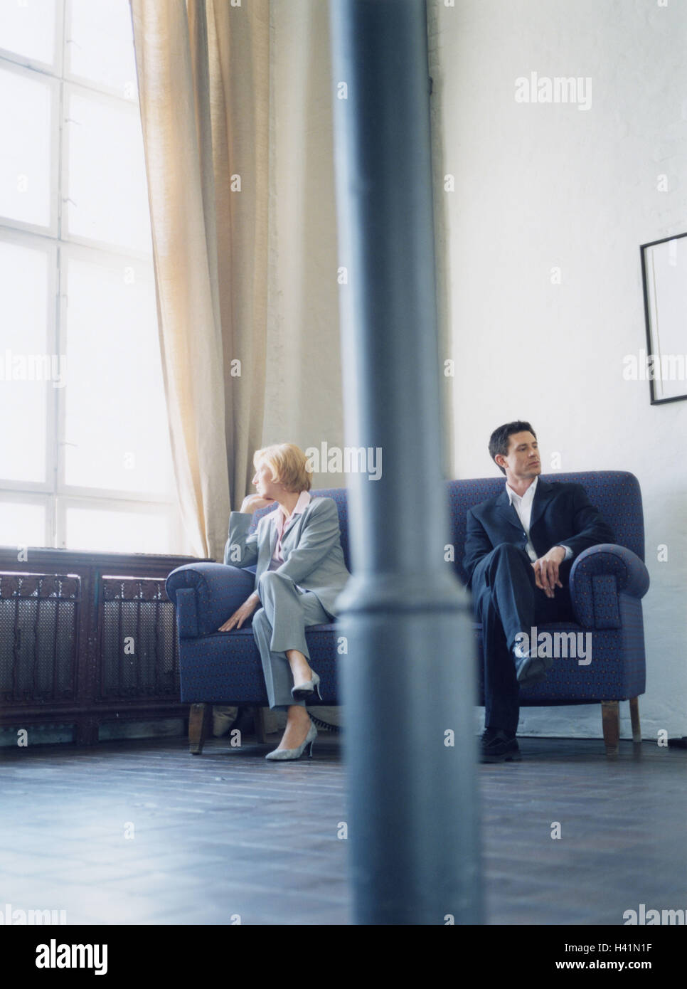 Entrance hall, sofa, couple, fight, turn away, pillar, detail, waiting ...