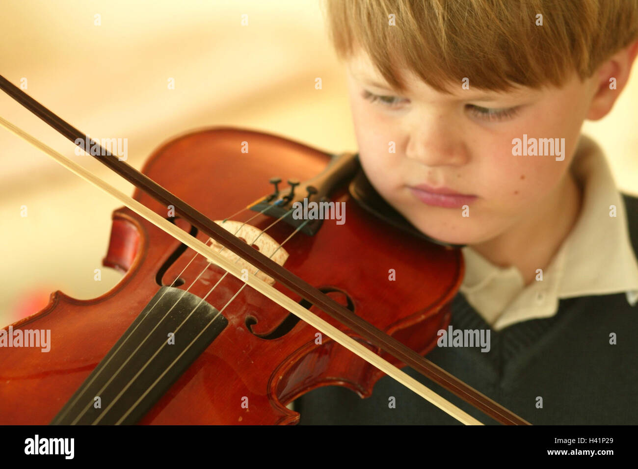 Child, violin play, detail, boy, 7 years, childhood, violin, violinist ...