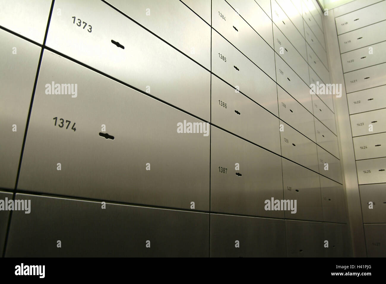 Bank safes hi-res stock photography and images - Alamy