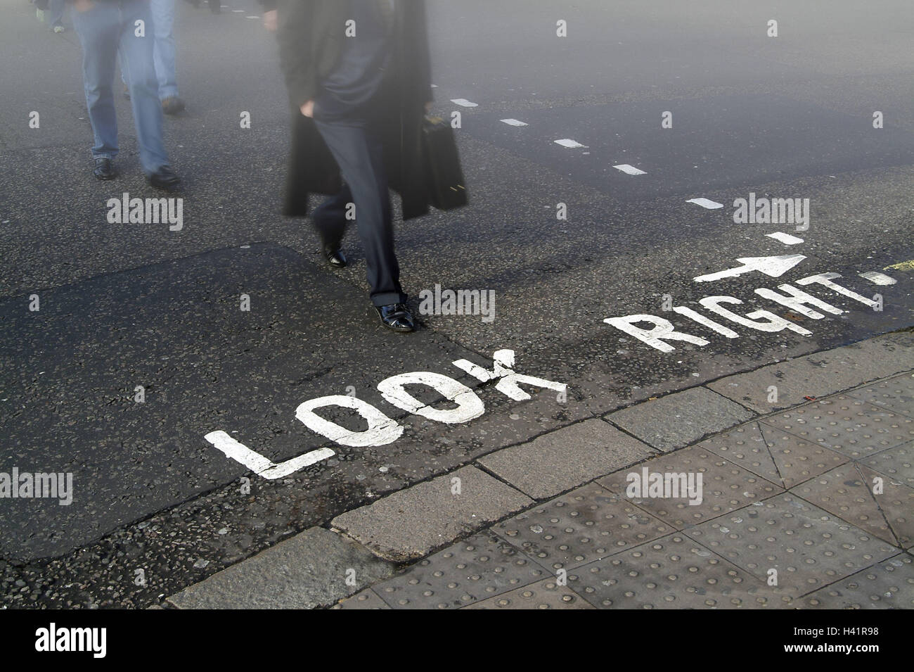 Fußgängerüberweg, passer-bys, street crossed, detail, legs, Europe ...