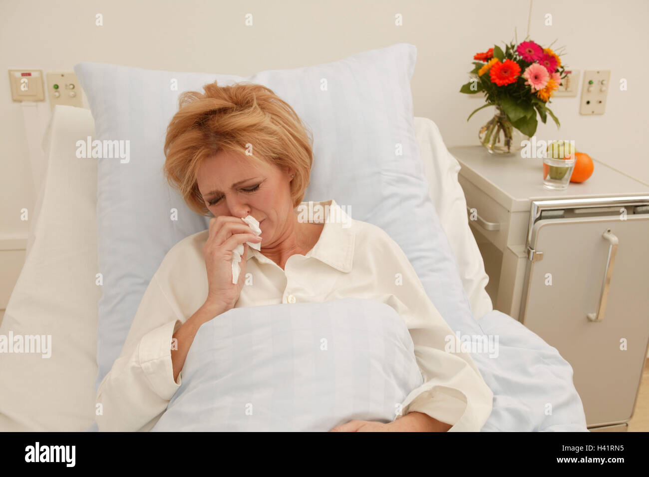 Woman cry 40 hi-res stock photography and images - Alamy
