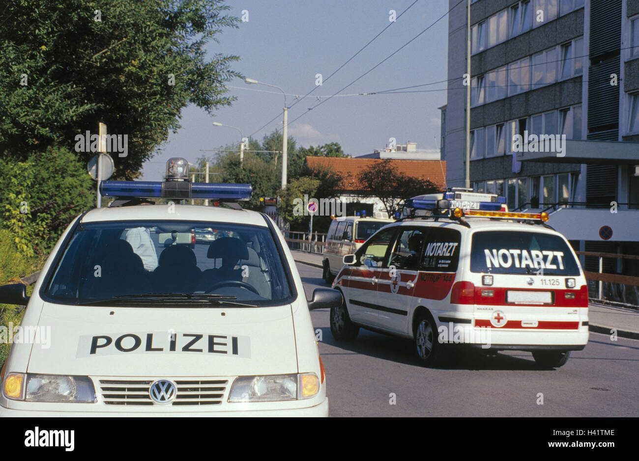 Town traffic, auxiliary entry, extra bus, police, emergency doctor, car ...