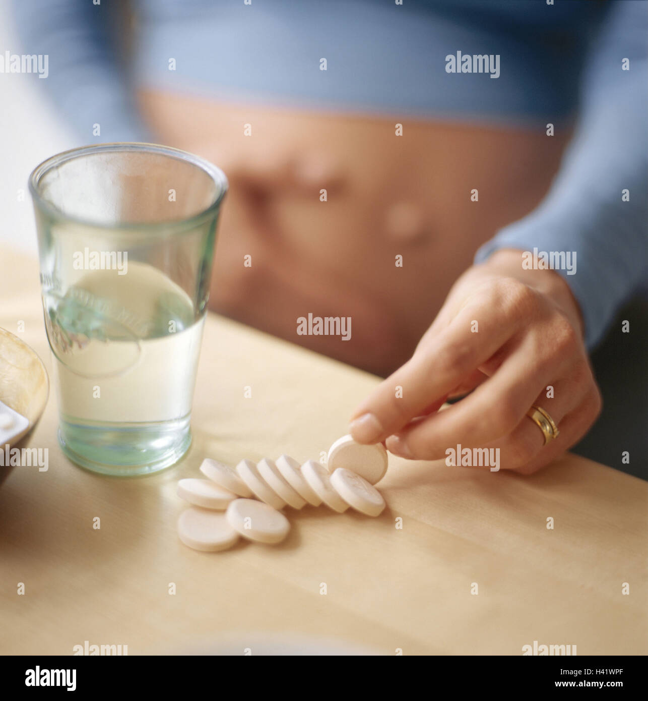 Woman, pregnant, sit, water glass, drugs, take, curled, Gestation ...