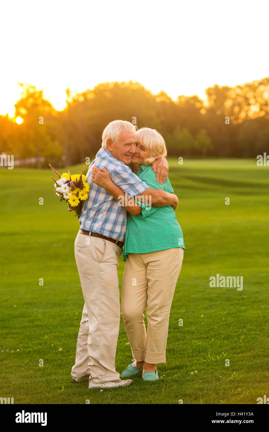 Senior couple hugging Stock Photo - Alamy