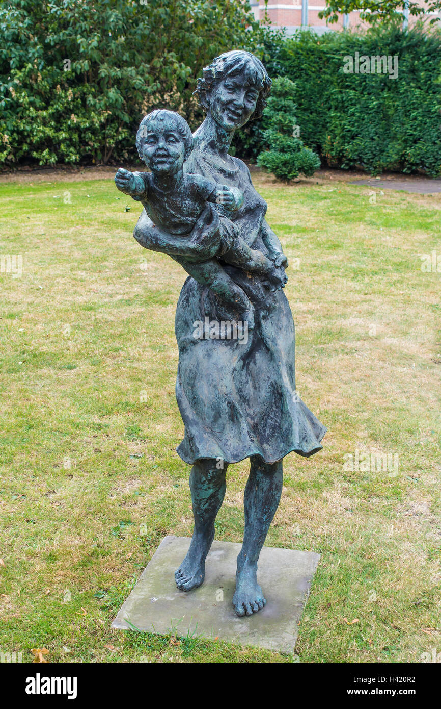 Statue of mother and child hi-res stock photography and images - Alamy