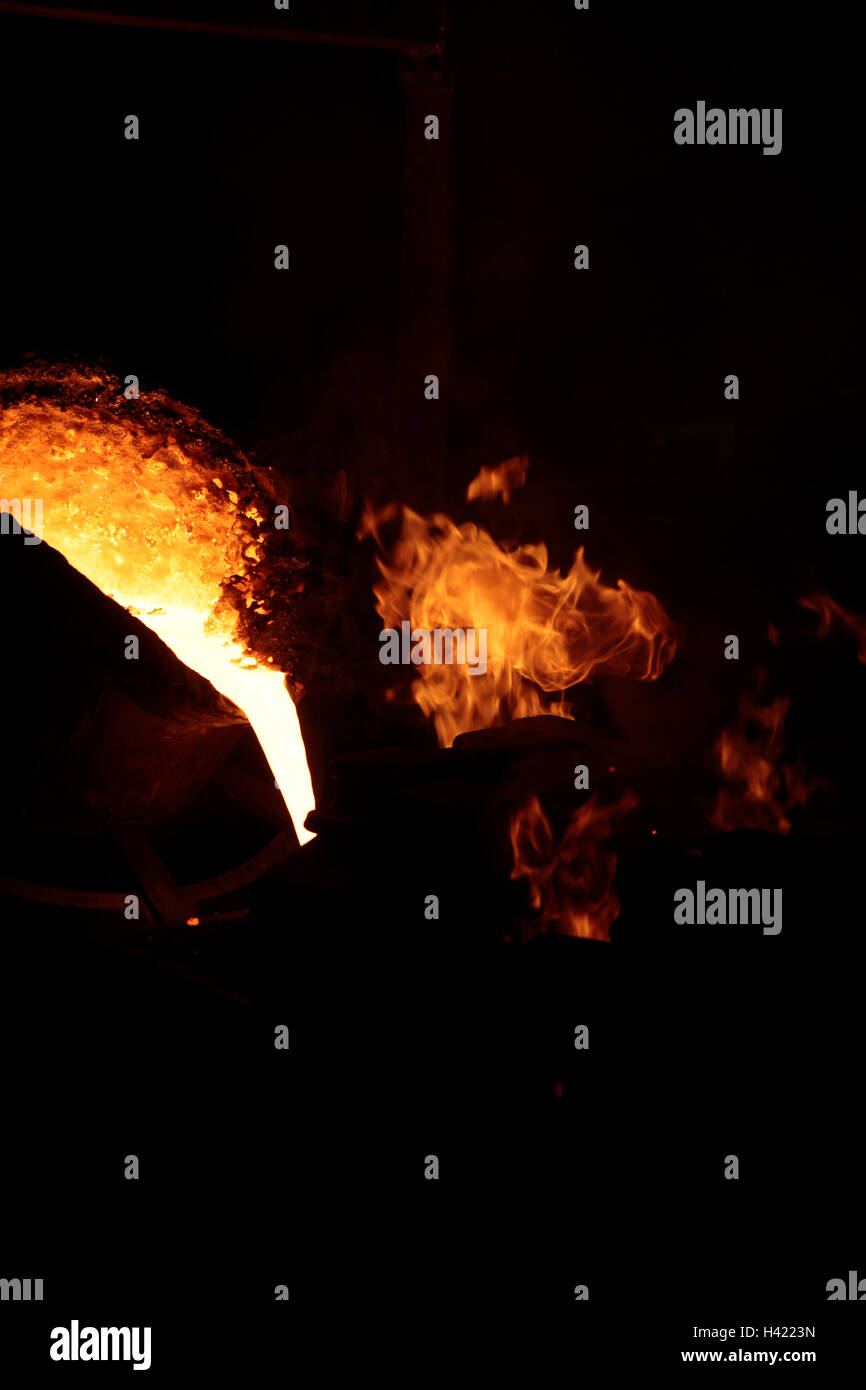 Gold poured molten hi-res stock photography and images - Alamy