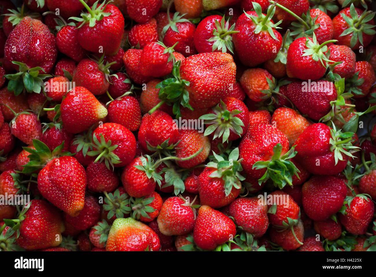 Freshly cut strawberries texture Stock Photo - Alamy