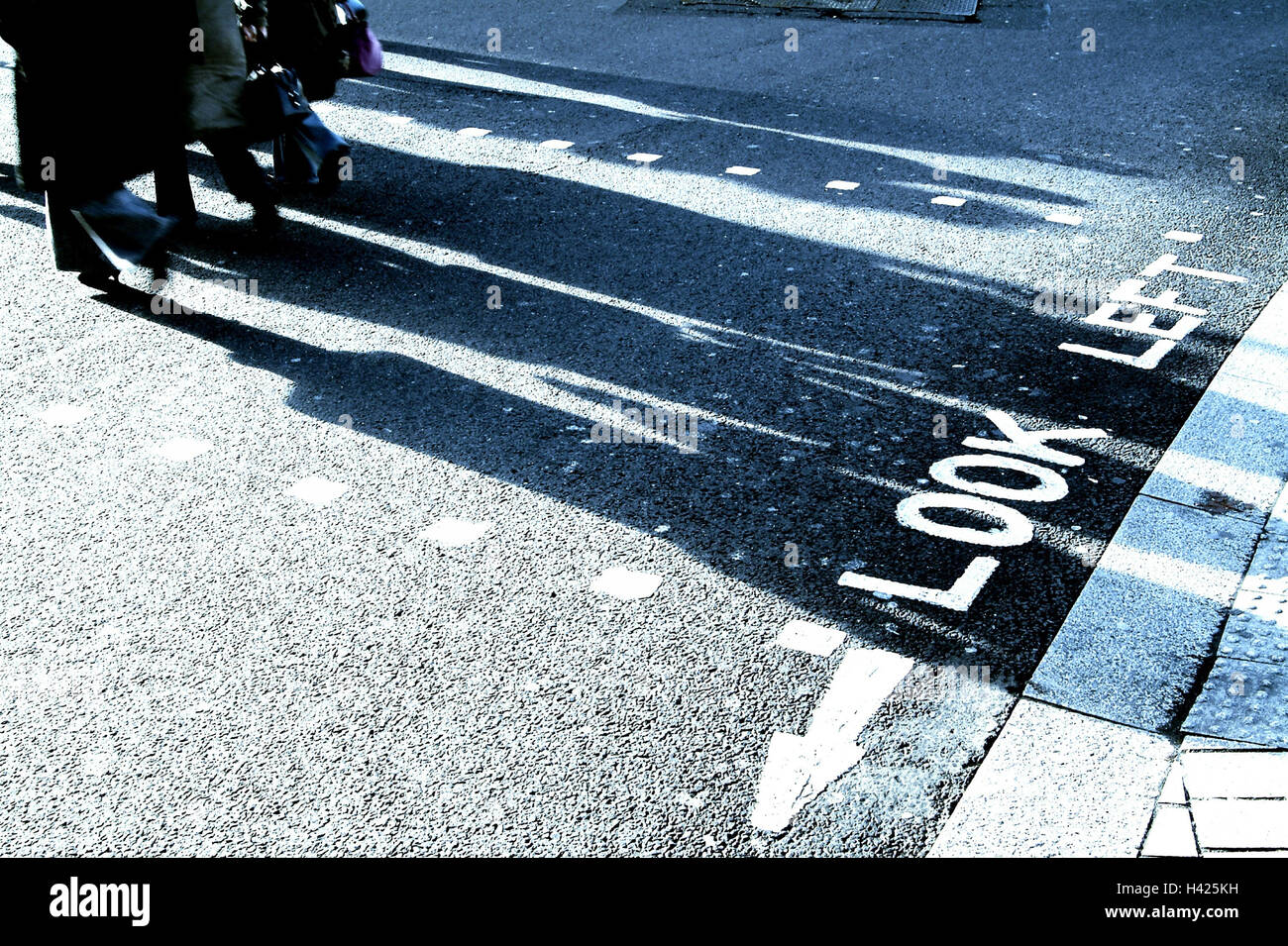 Fußgängerüberweg, passer-bys, street crossed, detail, legs, shadows ...