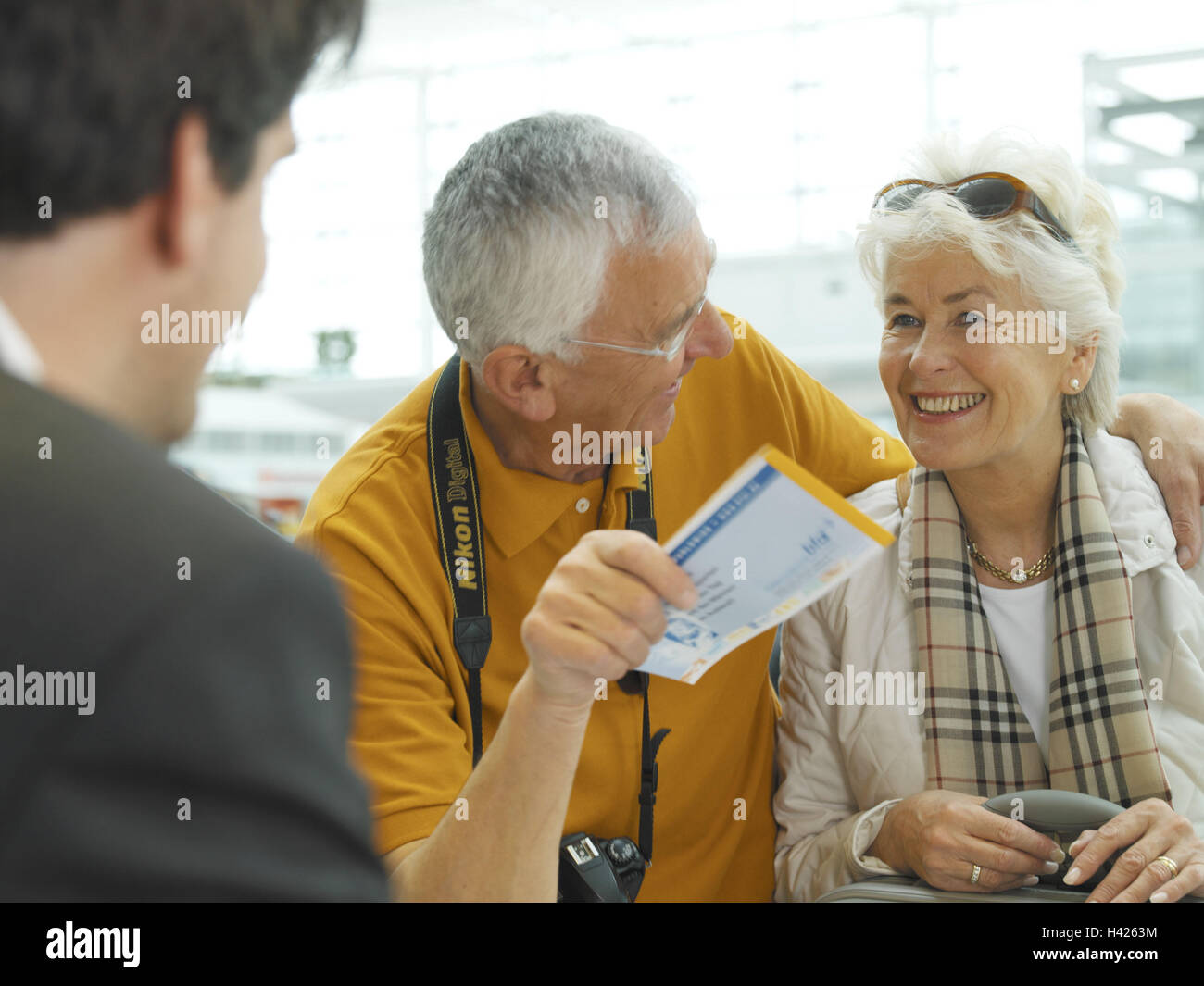 Airport, switch, office worker, Senior couple, check in, hand in, happy ...