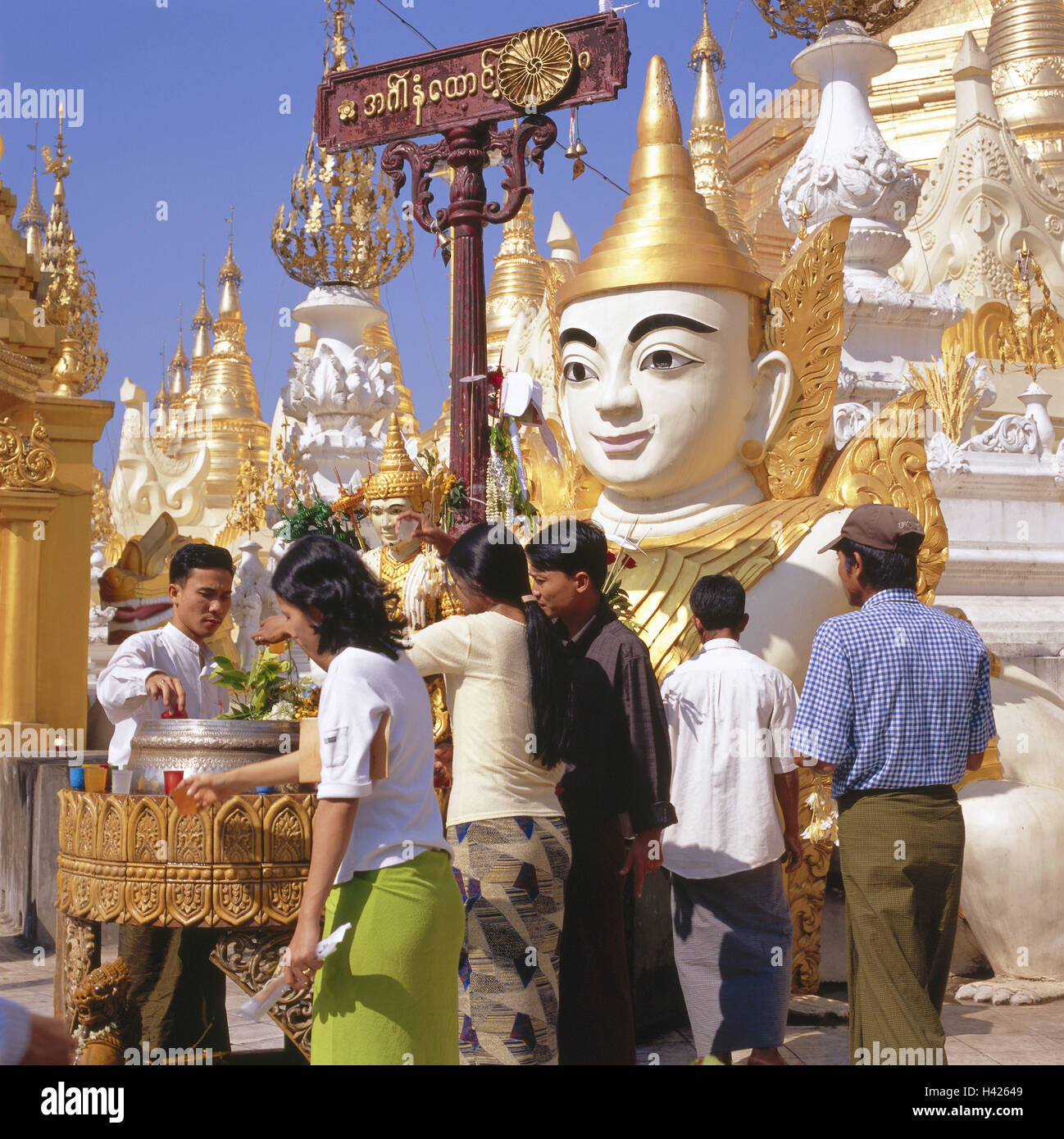 Myanmar, Yangon, Shwedagon pagoda, Buddha's statue, sacrificial site ...