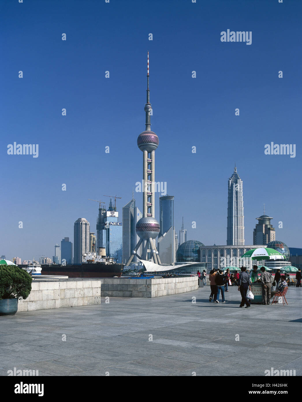 China, Shanghai, Pudong, skyline, Oriental Pearl TV Tower, passer-by ...