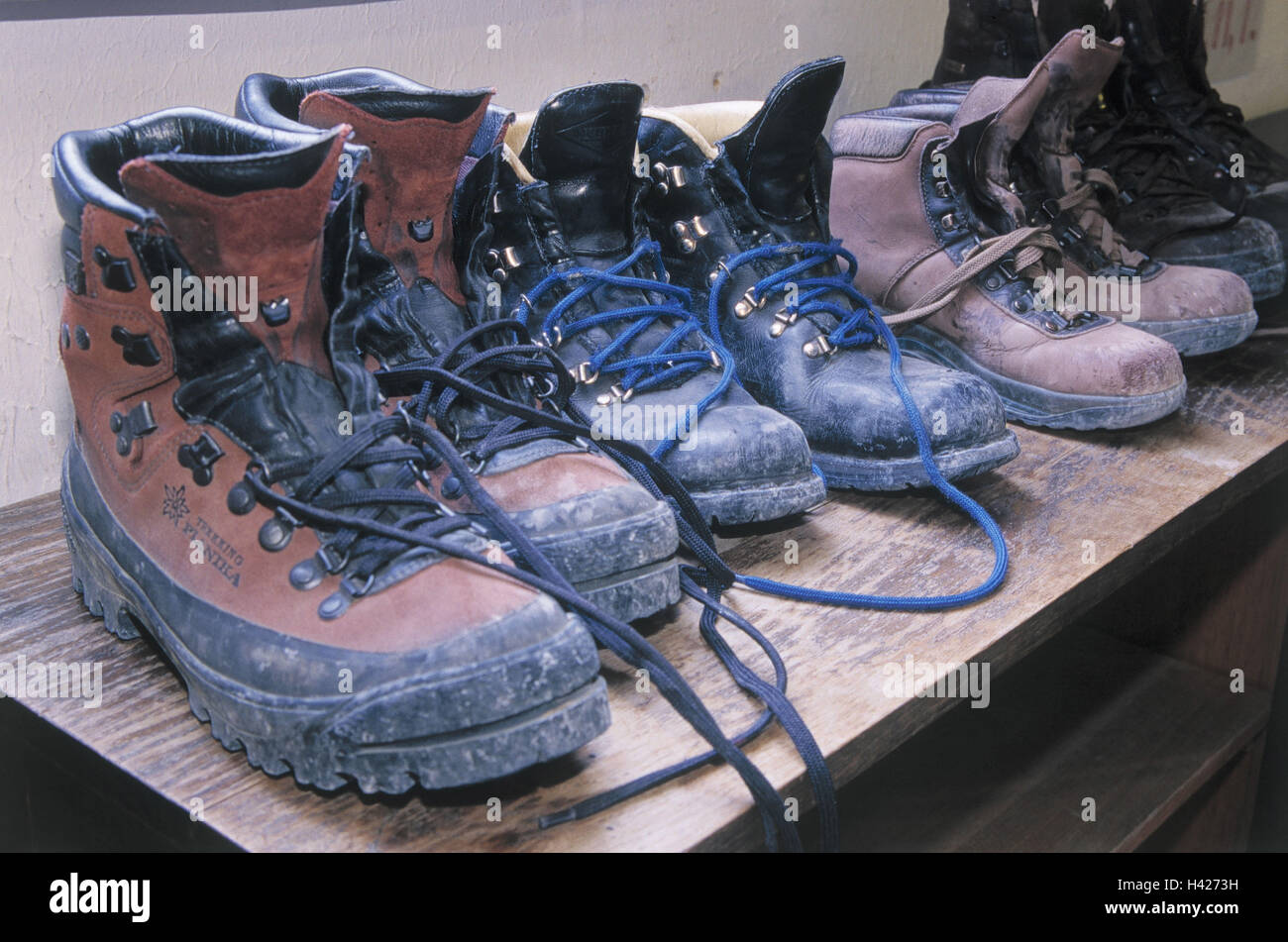 Shoe shelf, climbing boots, dirtily, uses, shelf, shoes, travelling ...