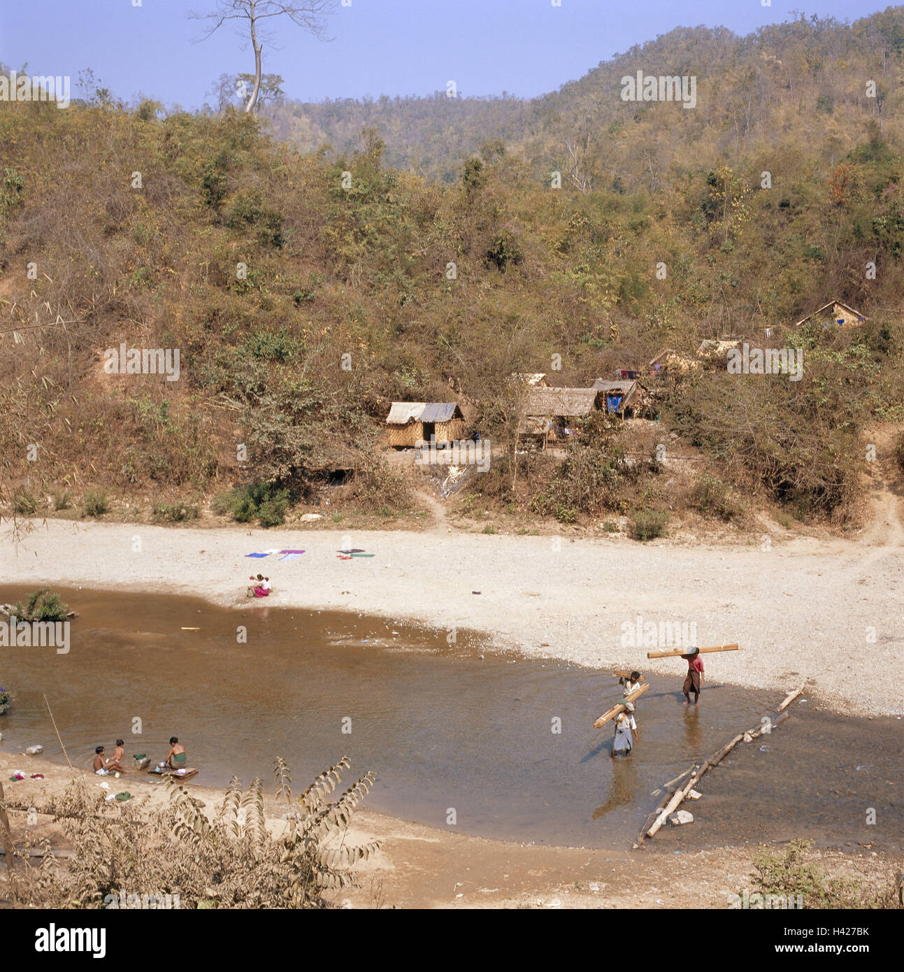 Myanmar, Kalaw, river Thanlwin, locals, refreshment, personal care, men ...