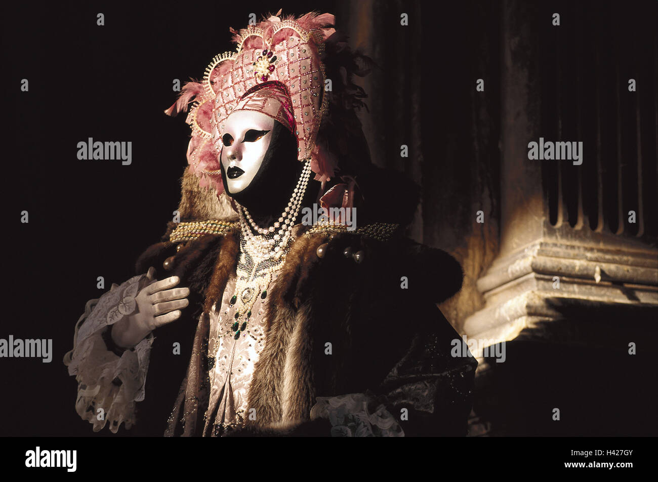Half mask venice hi-res stock photography and images - Alamy