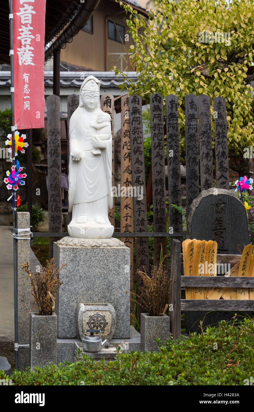 Quan Yin with child statue at Koanin Buddhist Temple Stock Photo - Alamy