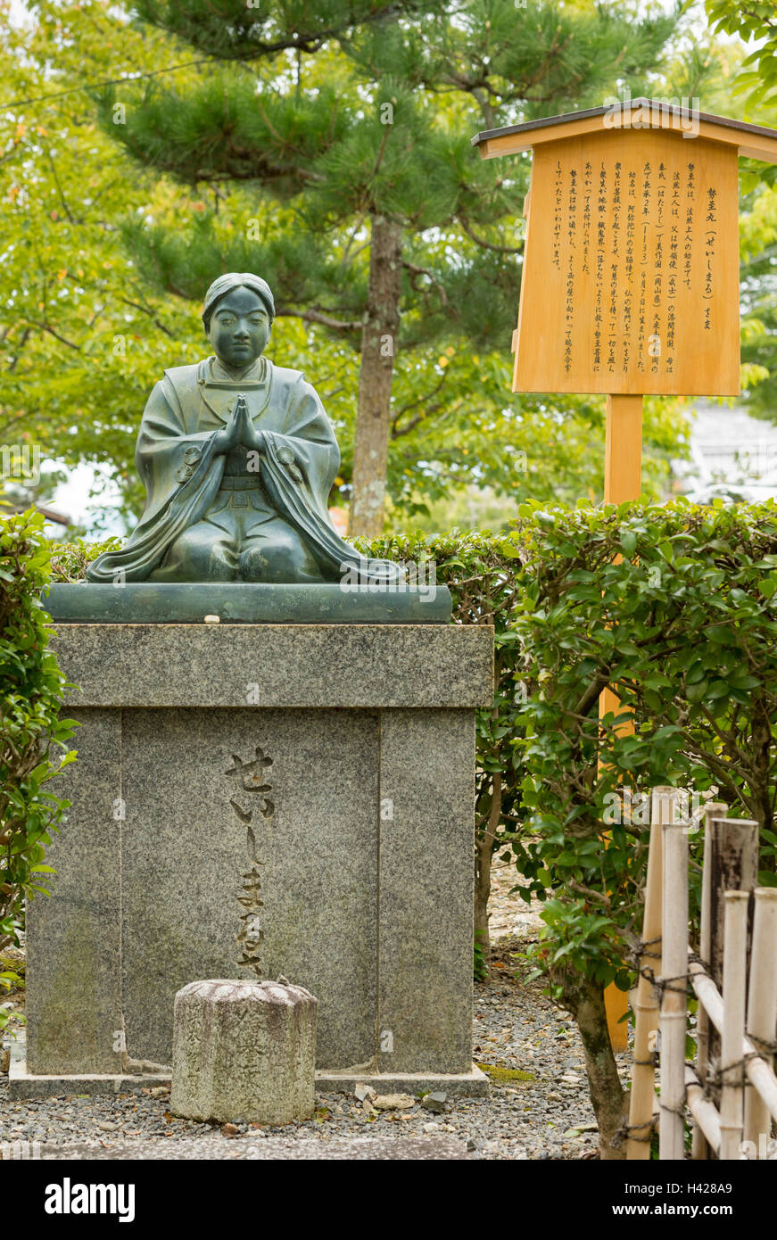 Kneeling Quan Yin statue at Kurodani Buddhist Temple Stock Photo - Alamy