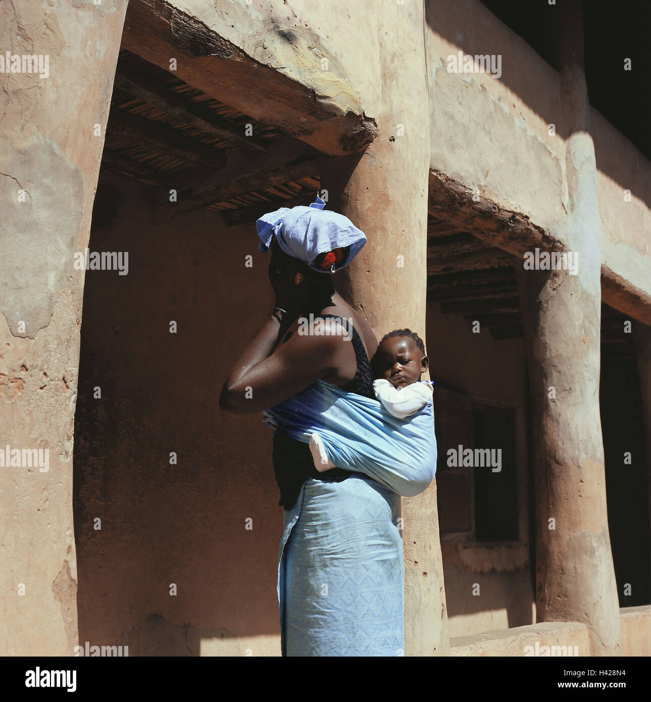 Senegal, to bass Casamance, M'Lomp, house, Case floor, Diola woman ...