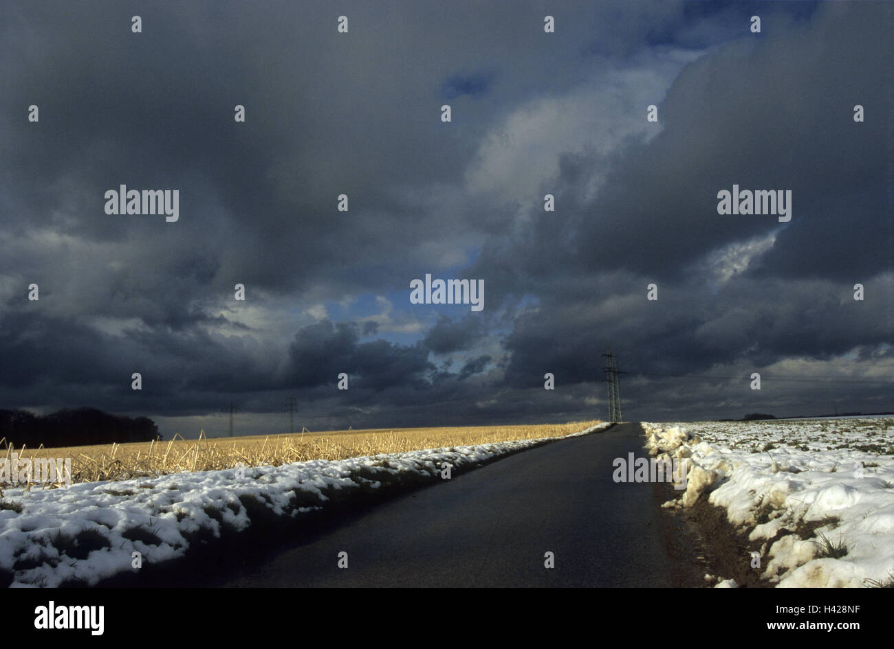 Germany, Ratingen, country lane, snow, cloudy sky, beautyful clouds ...