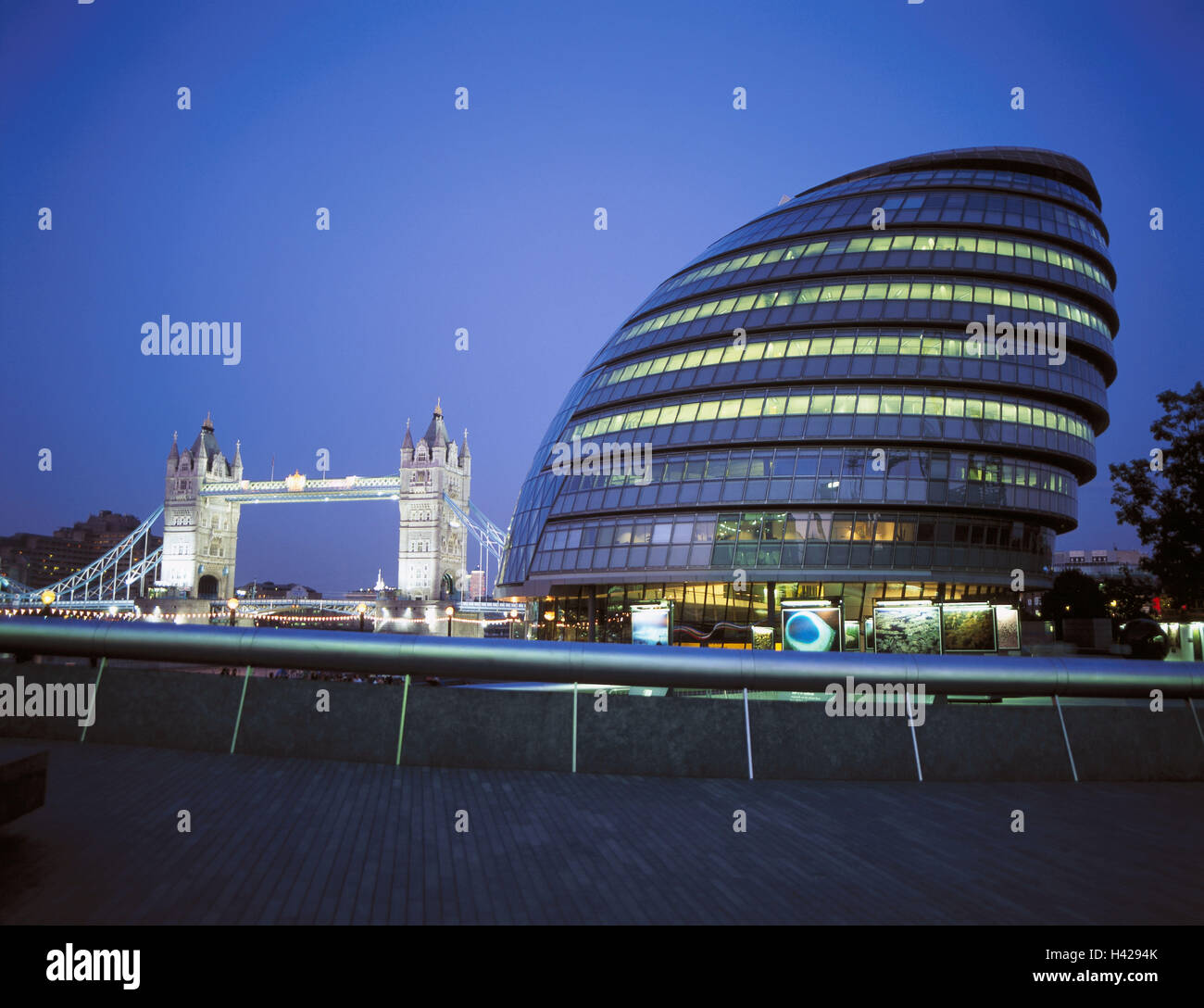 Great Britain, England, London, Tower Bridge, city sound, lighting ...