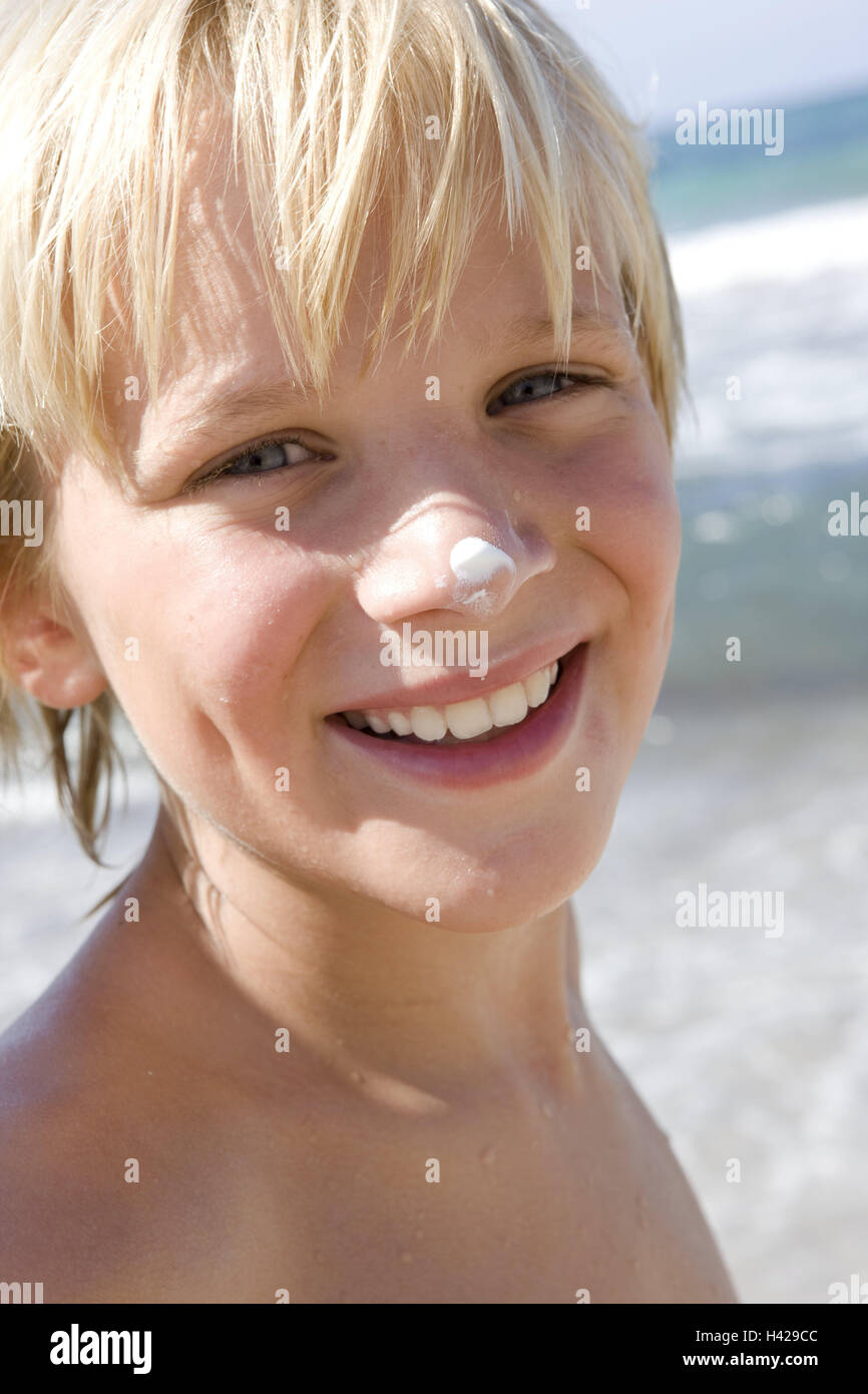 Applying sunscreen children hi-res stock photography and images - Alamy