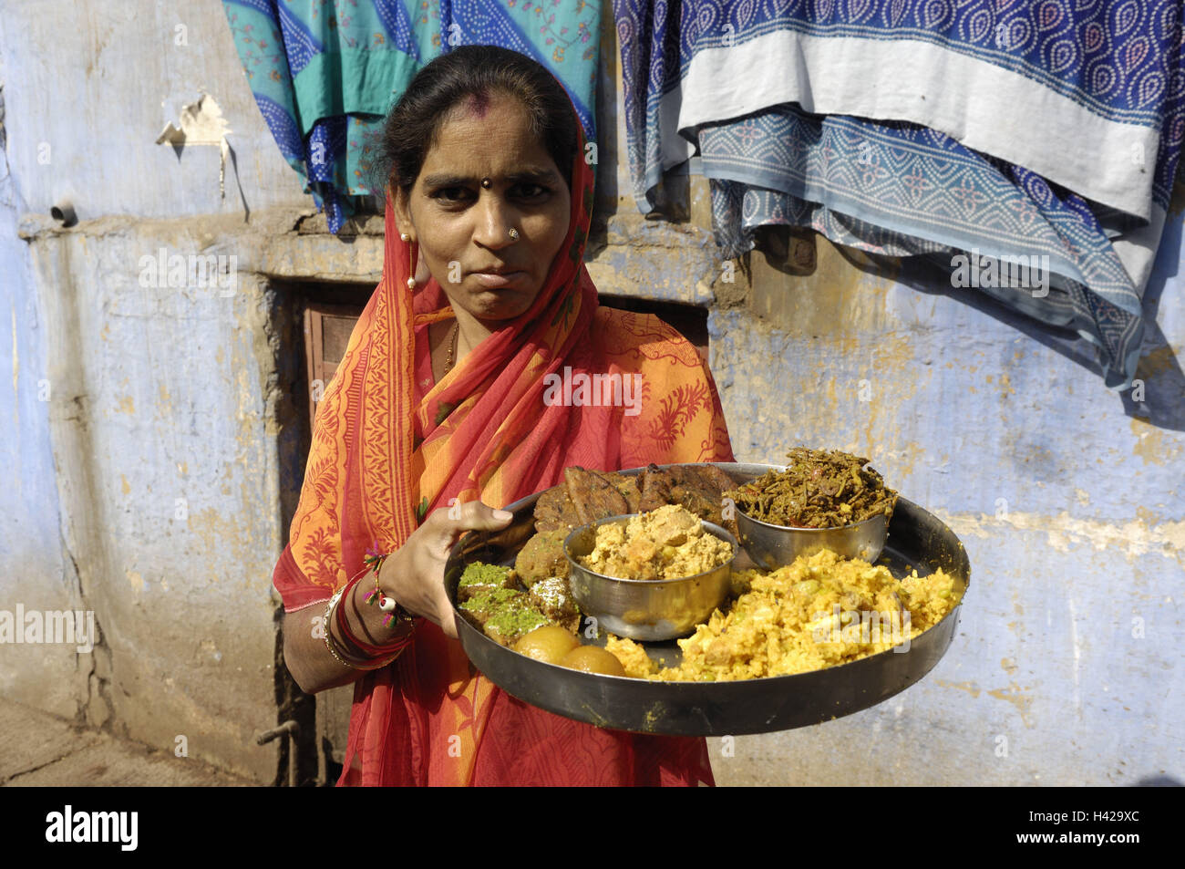 India, Rajasthan, Jodhpur, street life, Indian, food, carry, half ...
