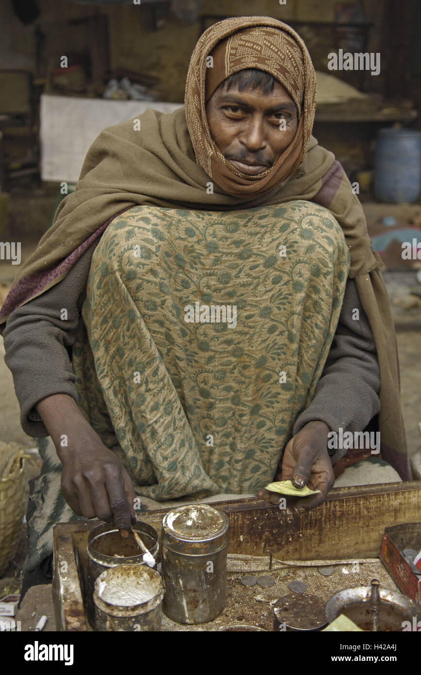 India, Delhi, roadside, man, manual labour Stock Photo - Alamy
