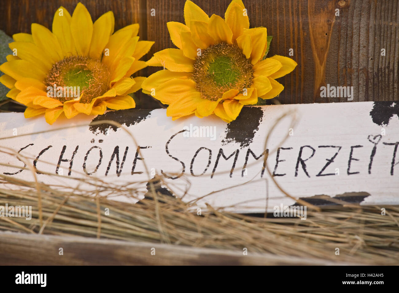 Sunflowers, straw, sign, 'nice summertime' Stock Photo - Alamy