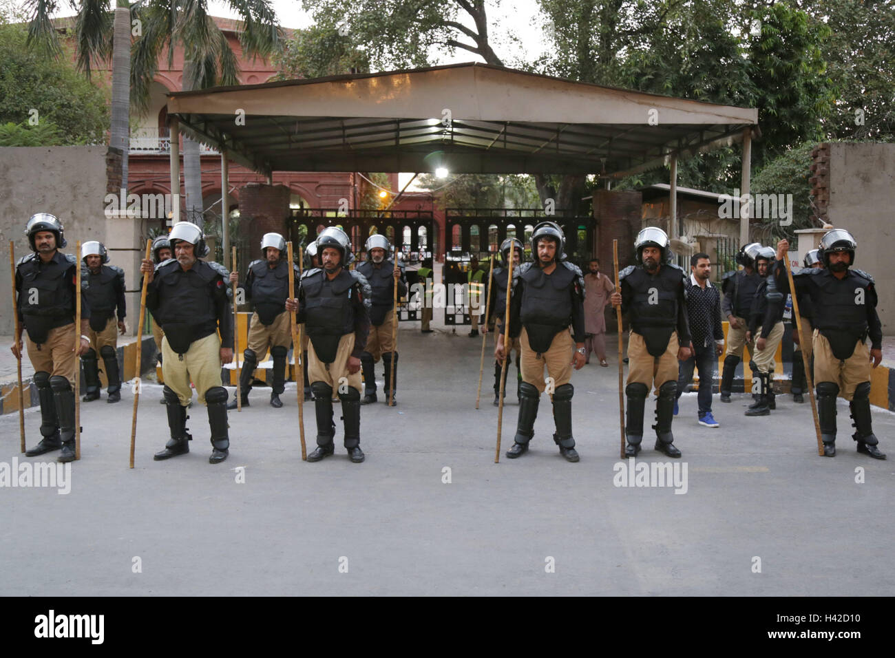 Lahore, Pakistan. 12th Oct, 2016. Pakistani police commando on stand ...
