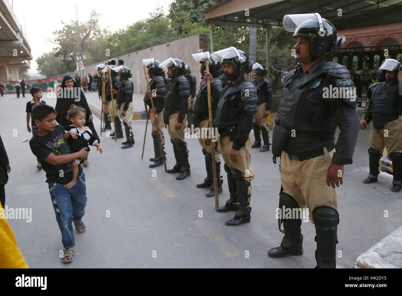 Lahore, Pakistan. 12th Oct, 2016. Pakistani police commando on stand ...