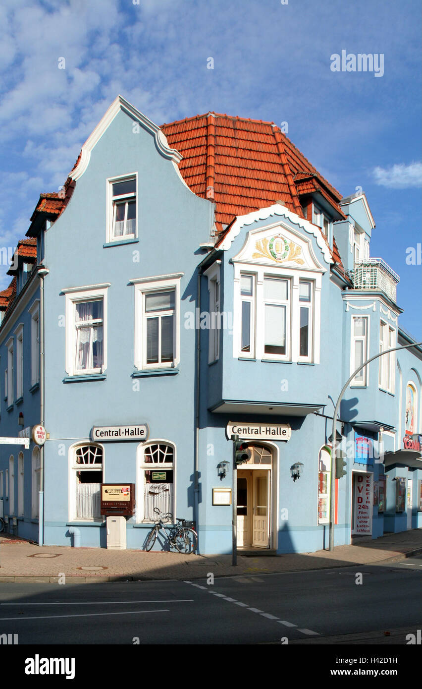 Germany, Lower Saxony, Easter wooden charm baker, corner house, light ...
