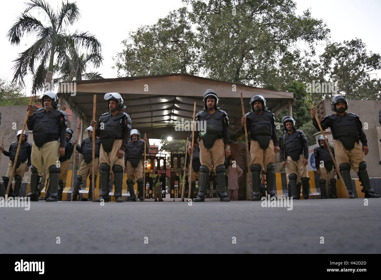 Lahore, Pakistan. 12th Oct, 2016. Pakistani police commando on stand ...