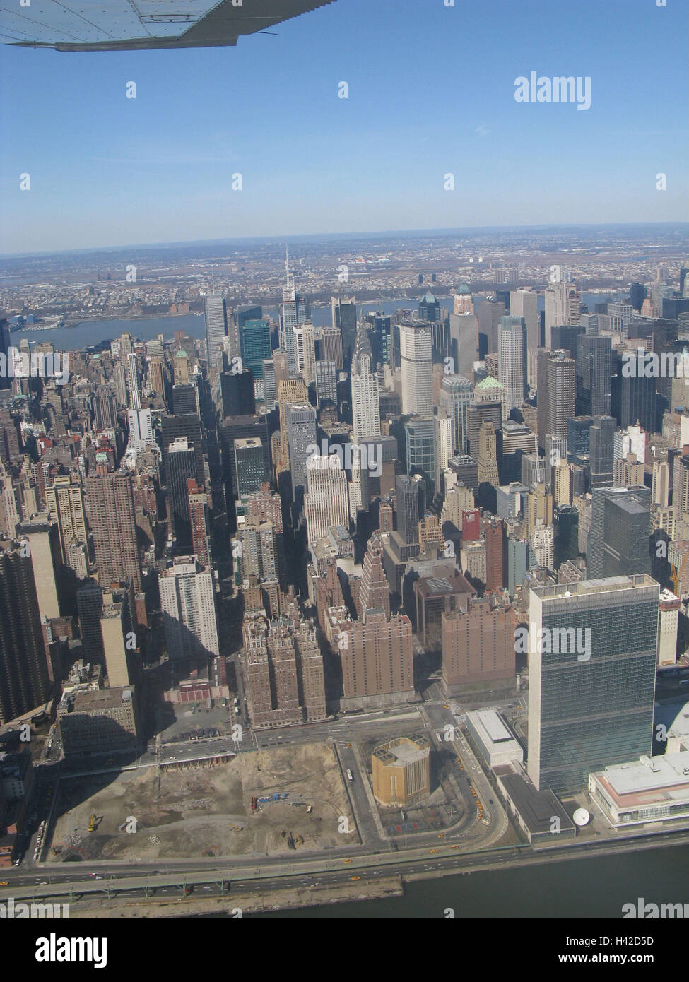 Aerial view manhattan un building hi-res stock photography and images ...