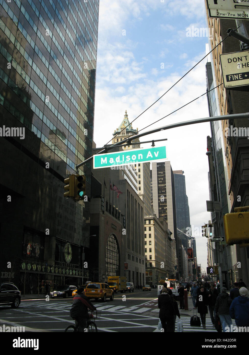 The USA, New York city, road sign, Madison Obv., street scene, North ...