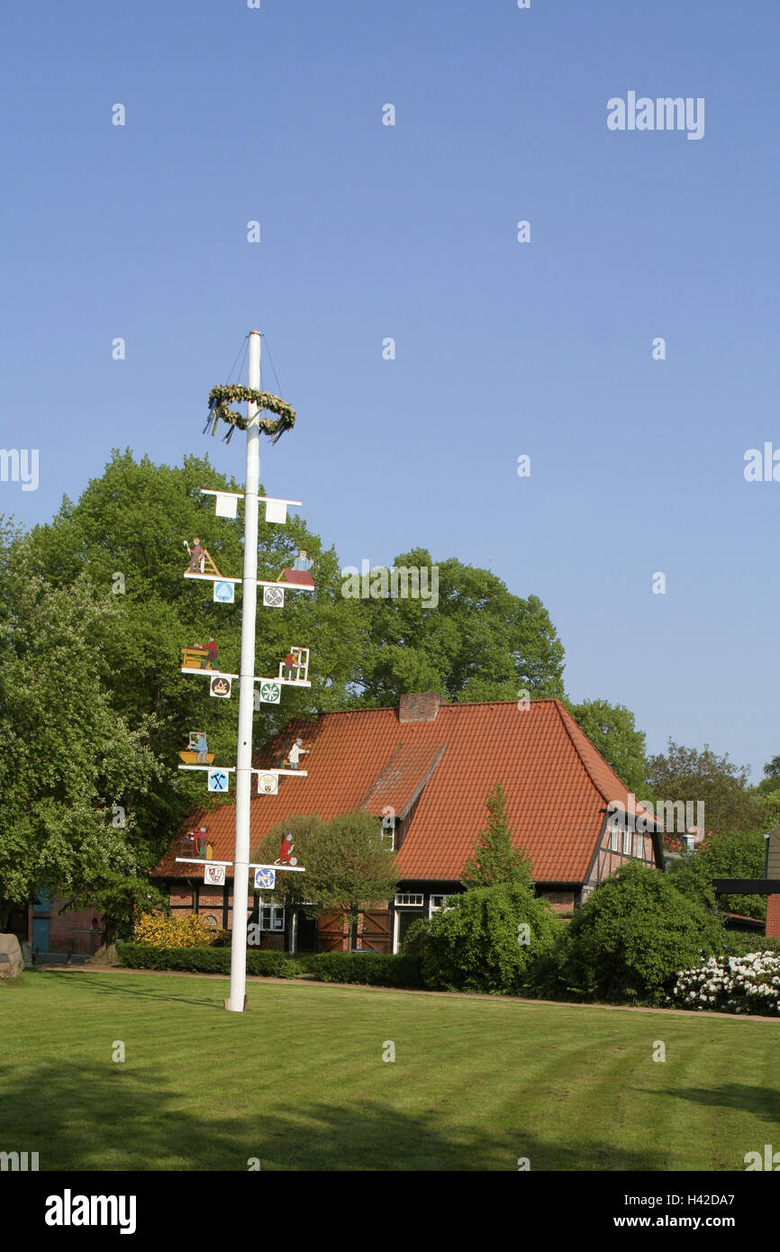 Germany, Lower Saxony, Stuhr-Heiligenrode, half-timbered house, meadow ...