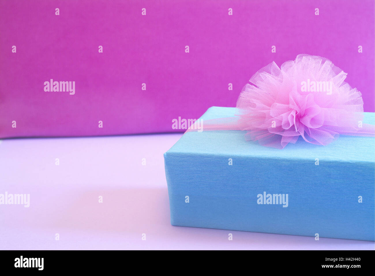 Present, curled, present, package, envelope, wrapped up, loop, tulle ...