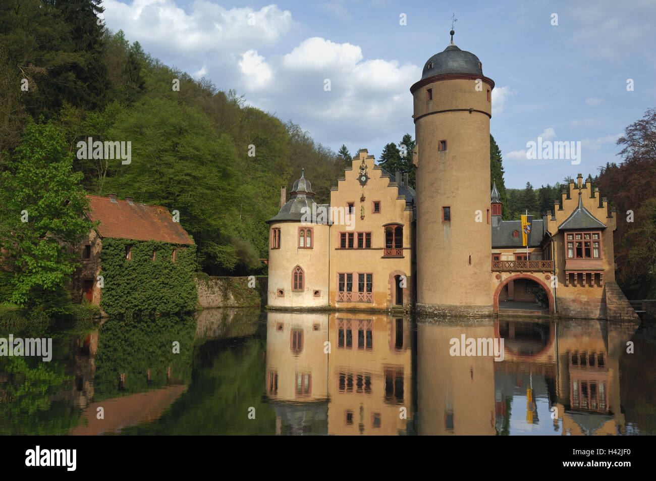 Germany, Bavaria, Spessart, moated castle Mespelbrunn, water jump ...