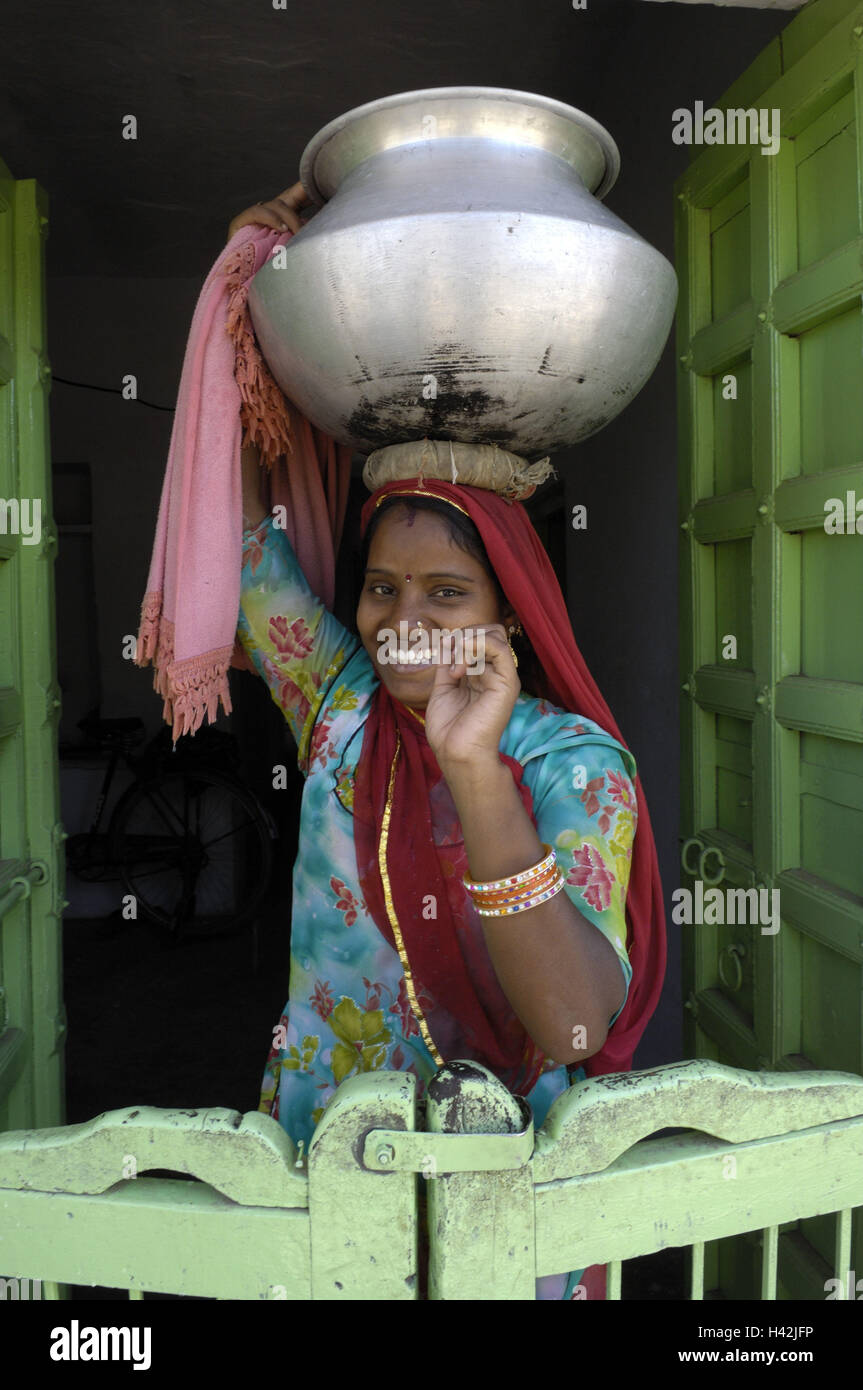 India, Rajasthan, Jodhpur, entrance, woman, head load, happy Stock ...