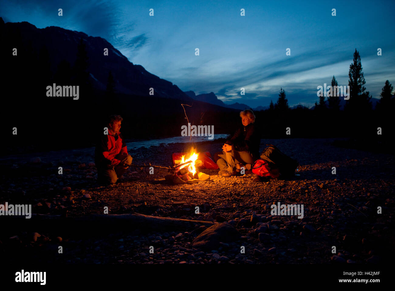 Canada, Alberta, Jasper Nationalpark, Medicine Lake, riverside, couple ...