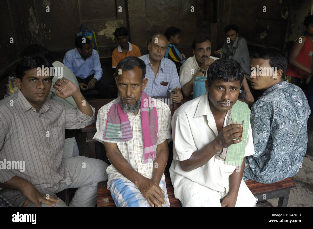 India, Calcutta, bar, men, sit, wait Stock Photo - Alamy
