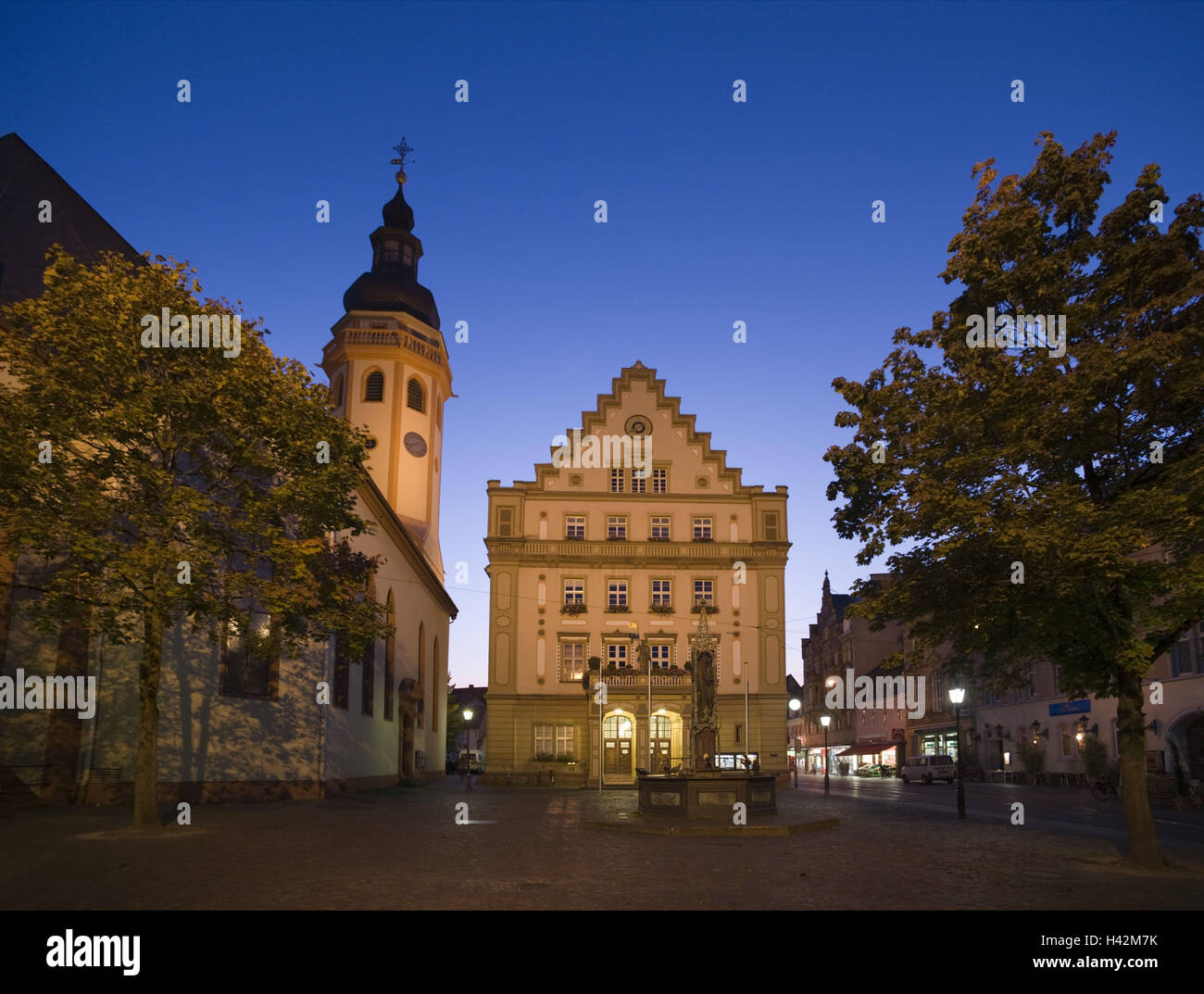 Germany, Baden-Wurttemberg, Karlsruhe, Durlach, marketplace, city hall ...