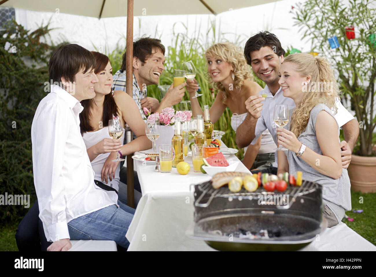 Couples, grill party, happily Stock Photo - Alamy