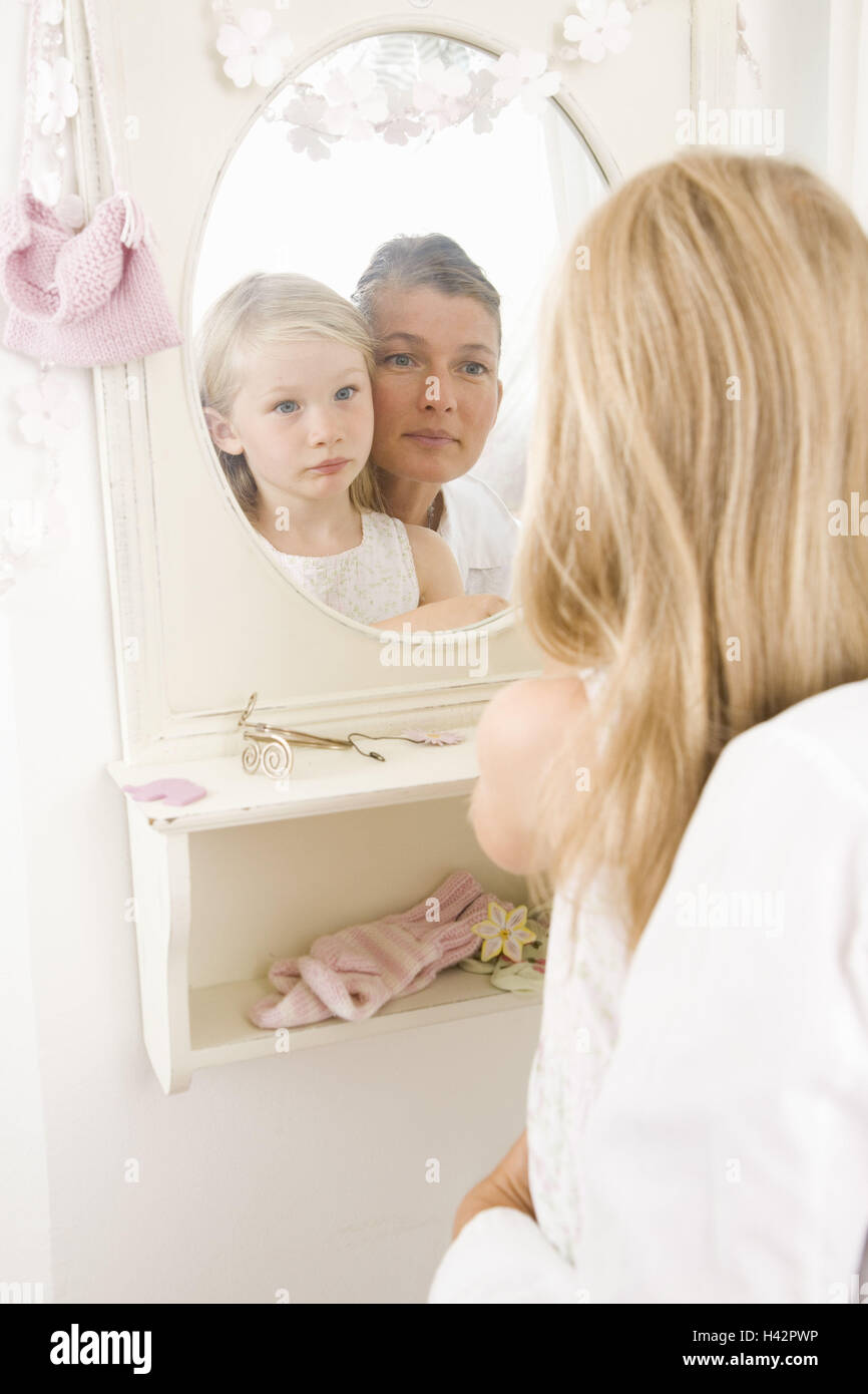 Mother, daughter, gaze mirrors, seriously, reflection, faces ... Mother, daughter, gaze mirrors, seriously, reflection, faces ...