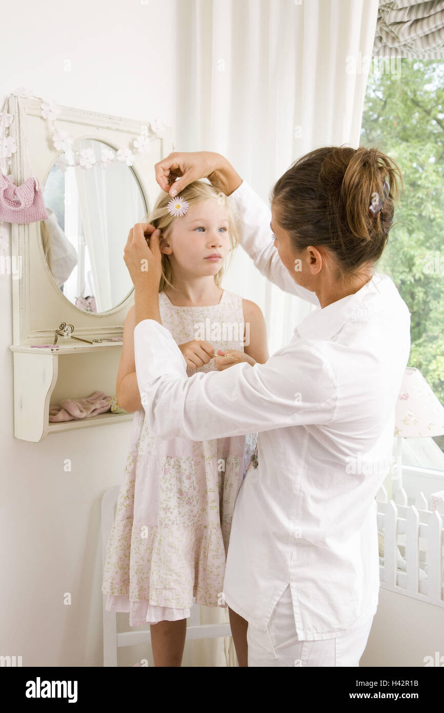 Mirrors, mother, daughter, helps, combs, hair-jewelry, seriously, gaze ... Mirrors, mother, daughter, helps, combs, hair-jewelry, seriously, gaze ...
